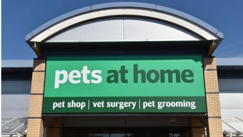 Pets at Home chain plans to open 40 new stores - BBC News