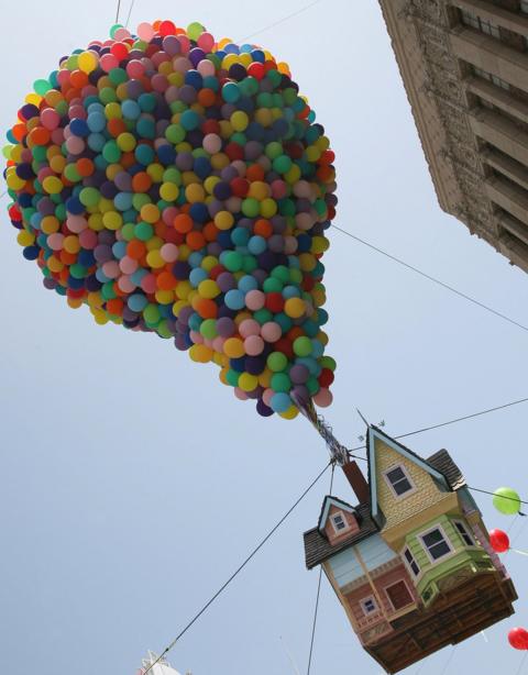 Man in 100-balloons camping chair flight - BBC News