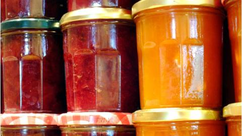 Mouldy jam: Should you eat what's beneath? - BBC News