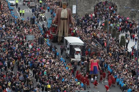 Liverpool Giants: Huge crowds bid farewell on last day - BBC News