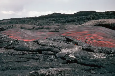 In Pictures: Mauna Loa erupts