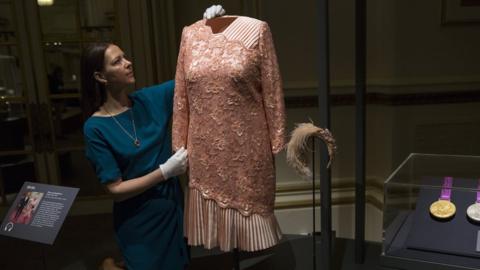 In Pictures: 90 years of The Queen's Wardrobe - BBC News