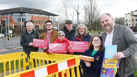 Swindon roadworks third anniversary 'celebrated' with cake