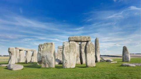 Stonehenge: Preseli stone 'transported over land' - BBC News