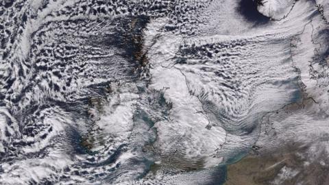 Drivers stranded amid red alert for snow - BBC News