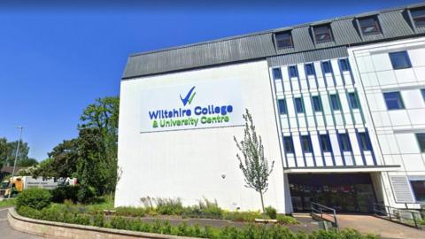 New College Swindon granted university centre status - BBC News