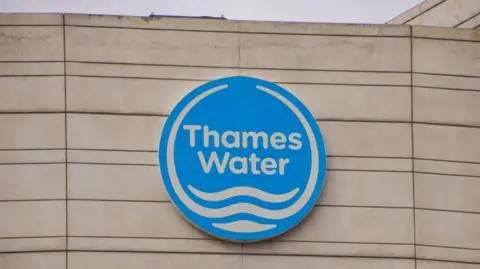 Thames Water criticised as 'foul odour' plagues residents