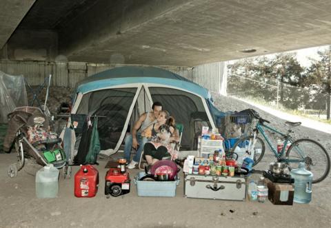 Photographing the things homeless people in California own - BBC News