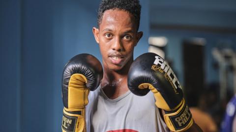 Somalia suspends sports official over slow sprinter - BBC News