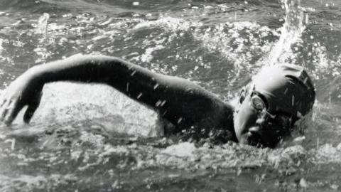 Sarah Thomas: Woman first to swim Channel four times non-stop - BBC News