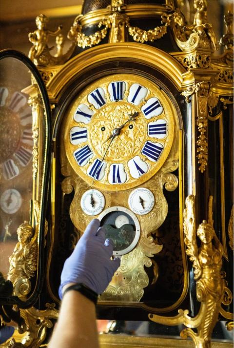 Windsor Castle: Changing hundreds of royal clocks - BBC News