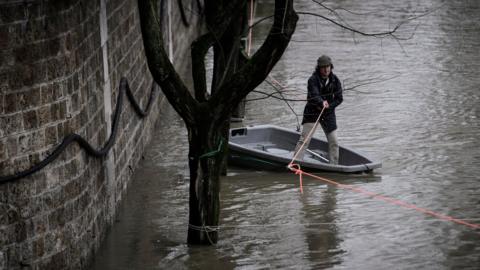 In pictures: Paris flooding - BBC Newsround