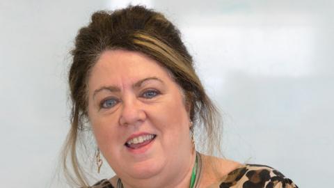 The nurse hired to combat cancer myths online - BBC News