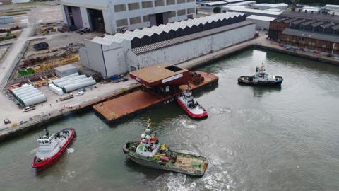 Sir David Attenborough polar science vessel takes shape - BBC News