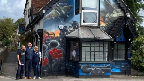 Remembrance mural unveiled on side of Stourport pub