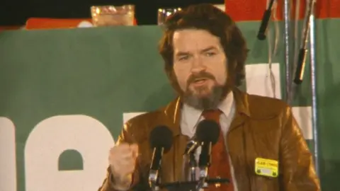Dafydd Iwan: Fake plot to kill Prince Charles, says singer