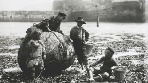 Frank Meadow Sutcliffe: Whitby photographer’s medals auctioned - BBC News