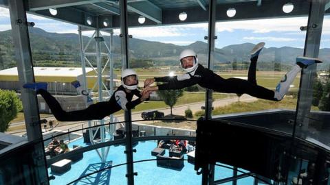 How to survive a parachute failure - BBC News