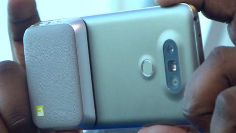 MWC 2016: LG G5 smartphone has modules to add functions - BBC News