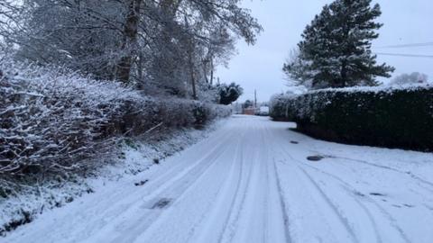 Snow in Wales: Wintry weather pictures - BBC News