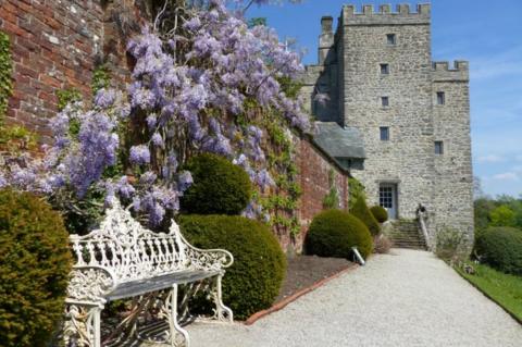 What's it like to live in a castle? - BBC News