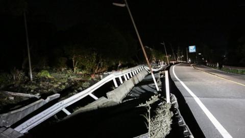 Japan earthquake: Powerful new tremor in Kumamoto - BBC News