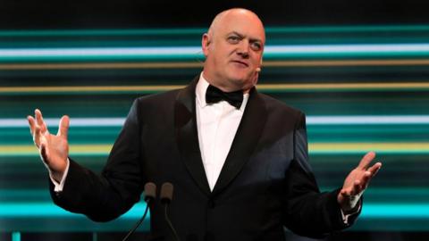 Coronavirus: Video games add 'stay at home' Covid-19 adverts - BBC News