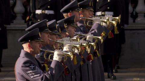 Remembrance Sunday: Services honour war dead - BBC News