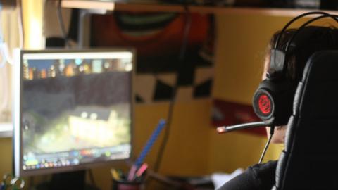 Gaming disorder: Inside the clinic helping addicted teens - BBC News