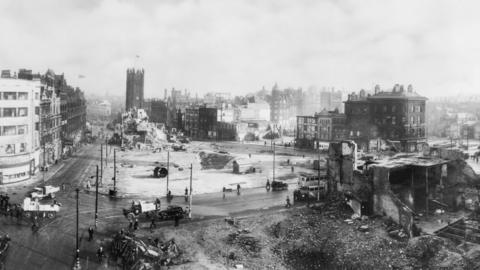 Manchester's devastating Christmas Blitz - BBC News