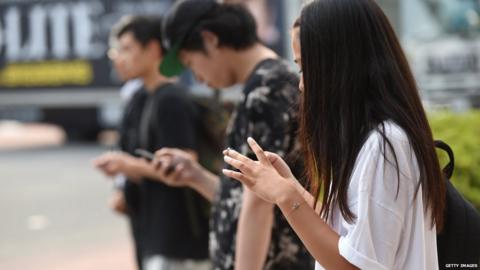 Asia's smartphone addiction - BBC News