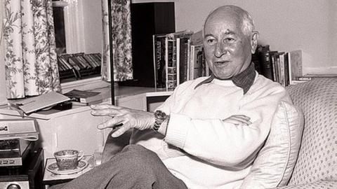 Doctor in the House author Richard Gordon dies aged 95 - BBC News