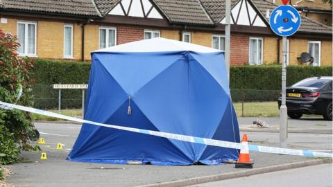 High Wycombe: Murder arrests after man found dead in street - BBC News