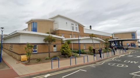 Sunderland hospital steps up patrols after staff attacks - BBC News