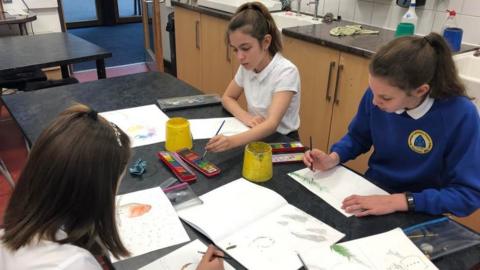 Inside the primary school class with 63 pupils - BBC News