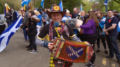 Thousands take part in independence march - BBC News