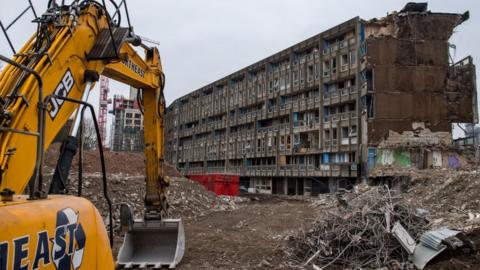 Climate change: Construction companies told to stop knocking down buildings - BBC News
