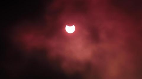 In pictures: Solar eclipse as seen from the UK - BBC News