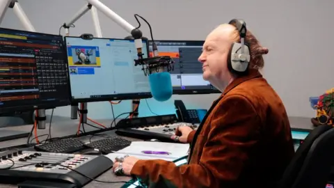 Veteran radio DJ Alan Robson signs off after 40 years on air