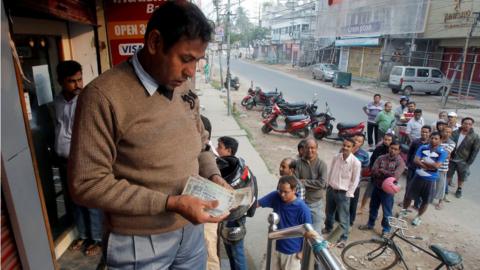 Tourists struggling to find cash in India - BBC News