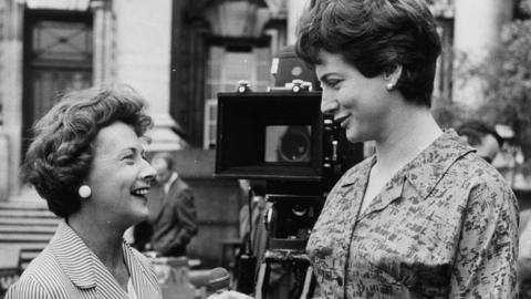 Nan Winton: First woman to read BBC TV news dies - BBC News