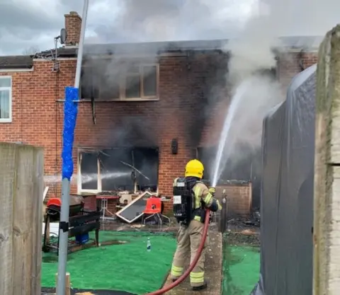 Basingstoke fire: People ignore cordon to film house blaze on phones