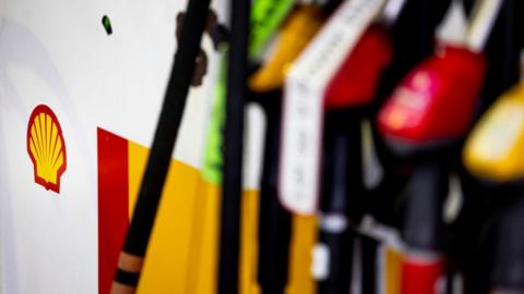 Shell defends 'difficult' decision to buy Russian crude oil - BBC News