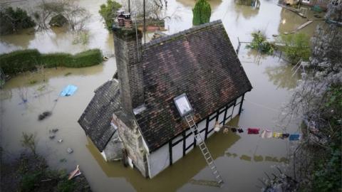 England floods: Ten days 'of difficult conditions' expected - BBC News