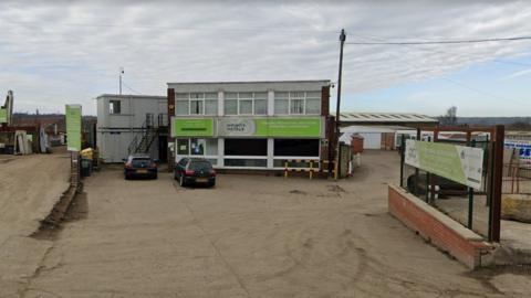 Leeds scrap metal firm fined after worker lost fingers - BBC News