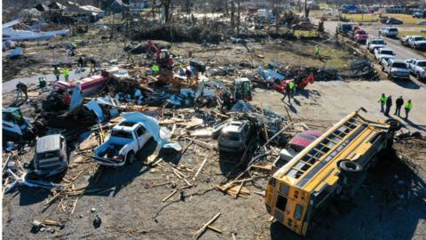 US tornadoes: Photos show devastation from deadly storms - BBC News