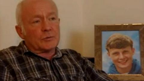Lee Boxell: New appeal on anniversary of 1988 missing-boy case - BBC News