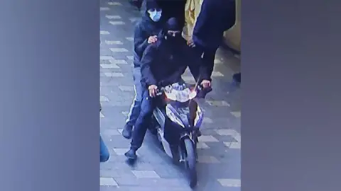 Police seek out two men after off-duty officer stabbed in Luton