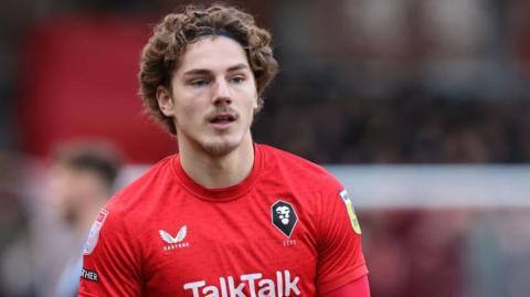 Tolaj joins Dundee on loan - BBC Sport