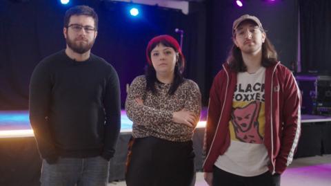 Merched mewn bandiau yn dal i deimlo 'ofn go iawn' - BBC Cymru Fyw